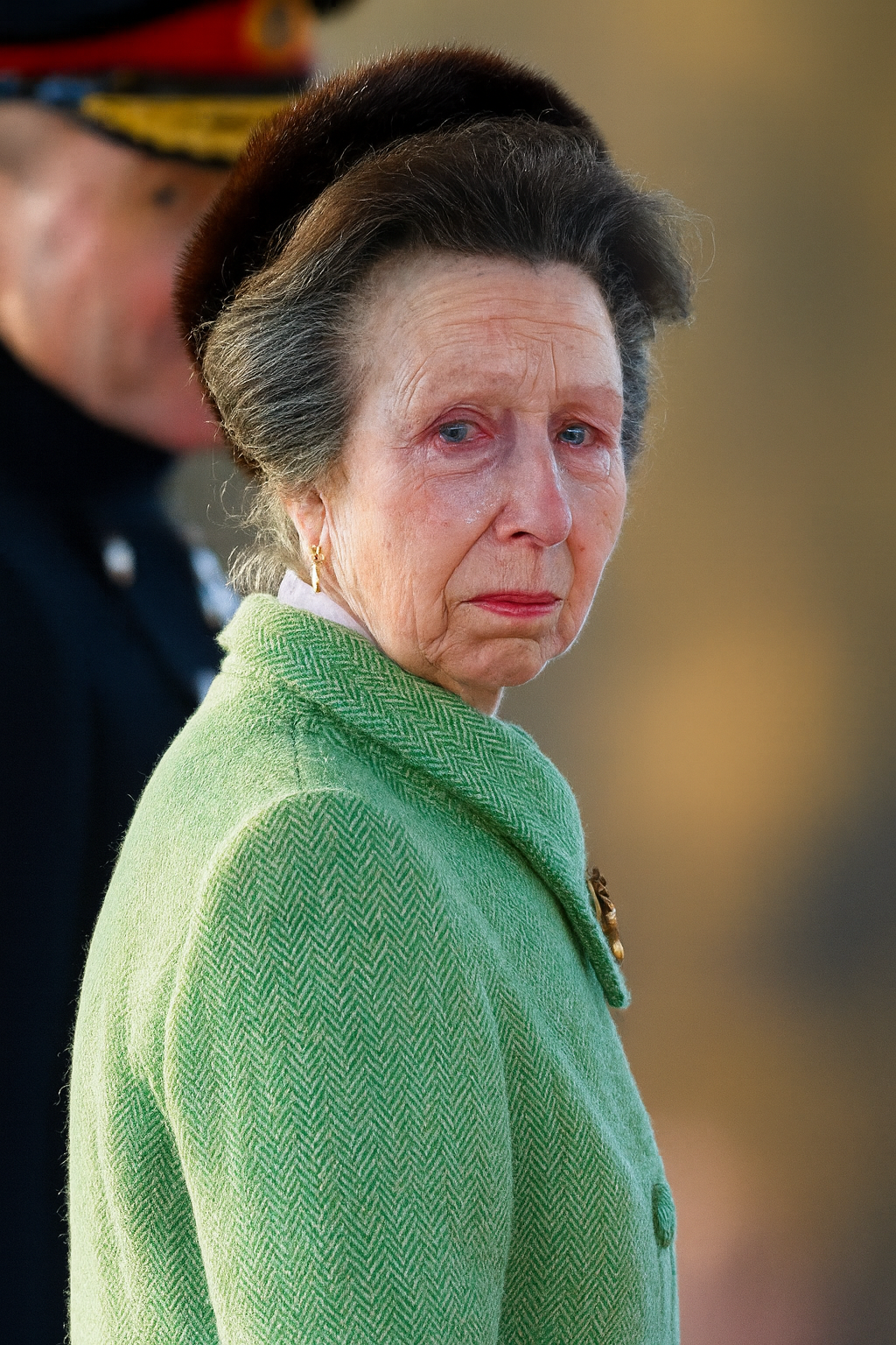 1 MINUTE AGO! Under the shadow of Buckingham, Princess Anne stood pale ...